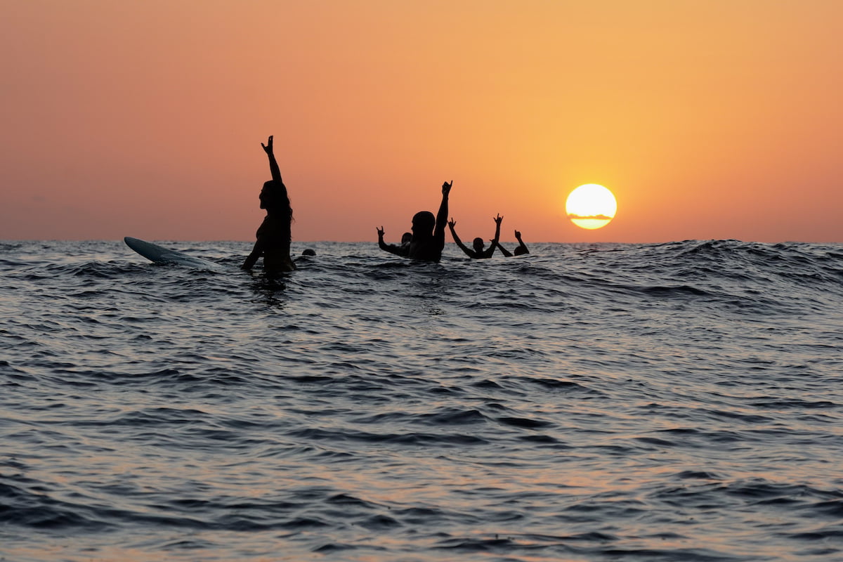 5 of the best surf retreats in the world (To learn how to surf better ...